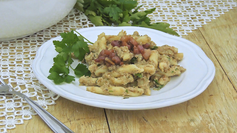 Strozzapreti con crema di boscaiola e pancetta croccante